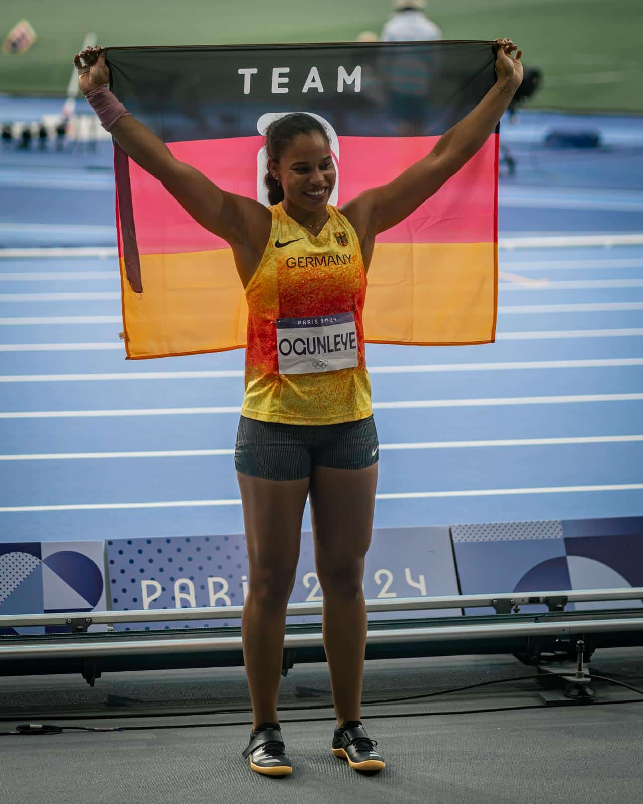 Schauspieler Samuel Koch, Olympiasiegerin Yemisi Ogunleye und YouTuber Johannes Mickenbecker ...